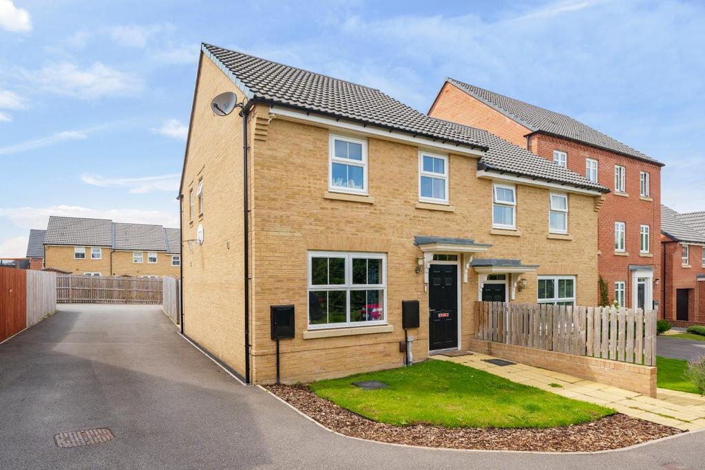 Great North Close, Wetherby 3 bed semi-detached house - £148,500