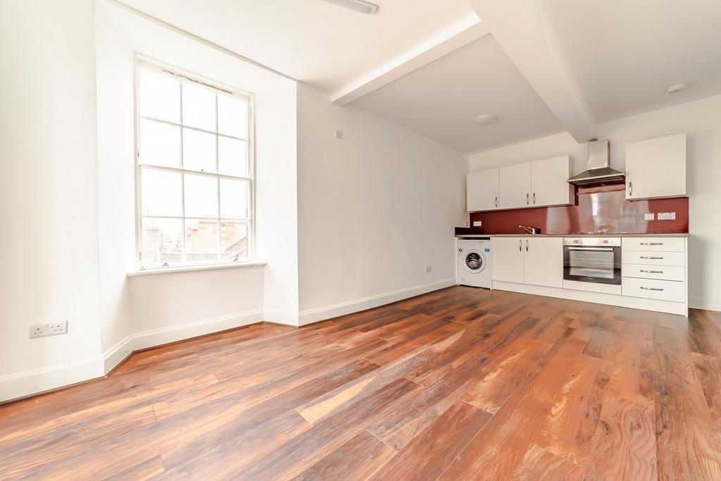 6 19 Drummond Street, Edinburgh, EH8 3 bed flat - £295,000