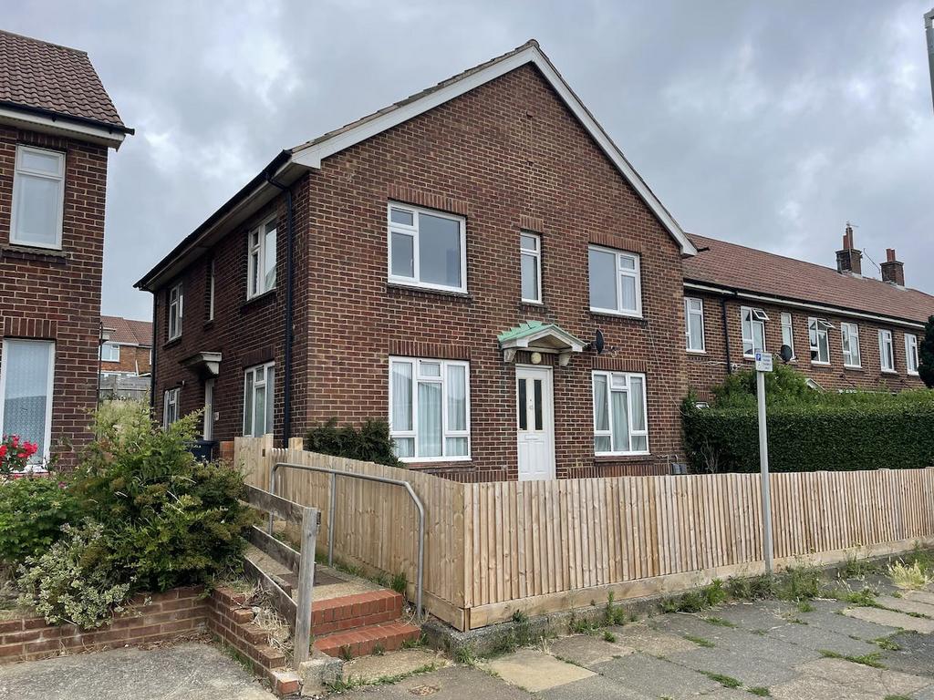 47 Hardwick Road, Hove, BN3 8BR 3 bed flat - £285,000