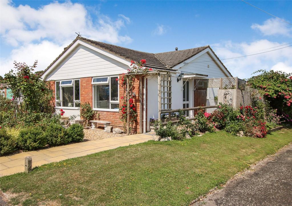 Clinton Road, Lymington, Hampshire, SO41 2 bed bungalow - £350,000