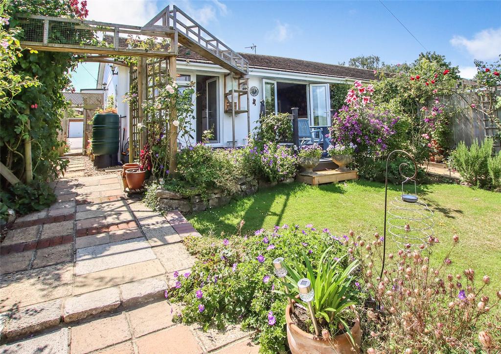 Clinton Road, Lymington, Hampshire, SO41 2 bed bungalow - £350,000