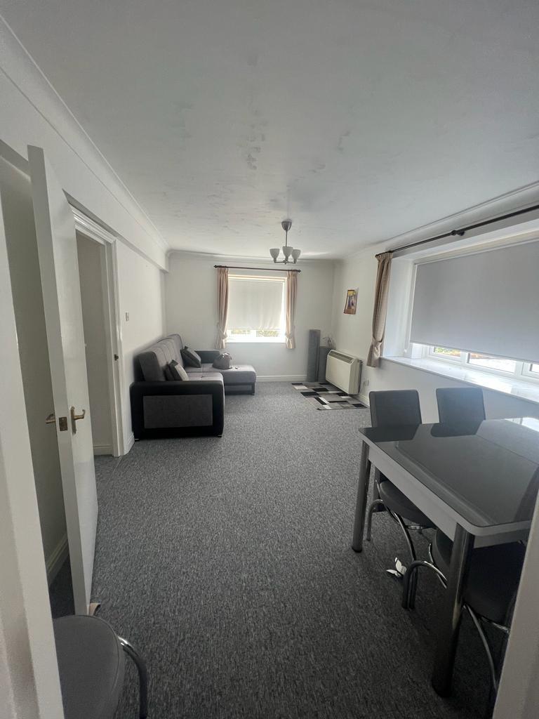 120 Castleview Garden, IG1 1 bed flat - £1,100 pcm (£254 pw)