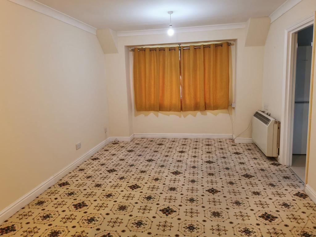 120 Castleview Garden, IG1 1 bed flat - £1,150 pcm (£265 pw)