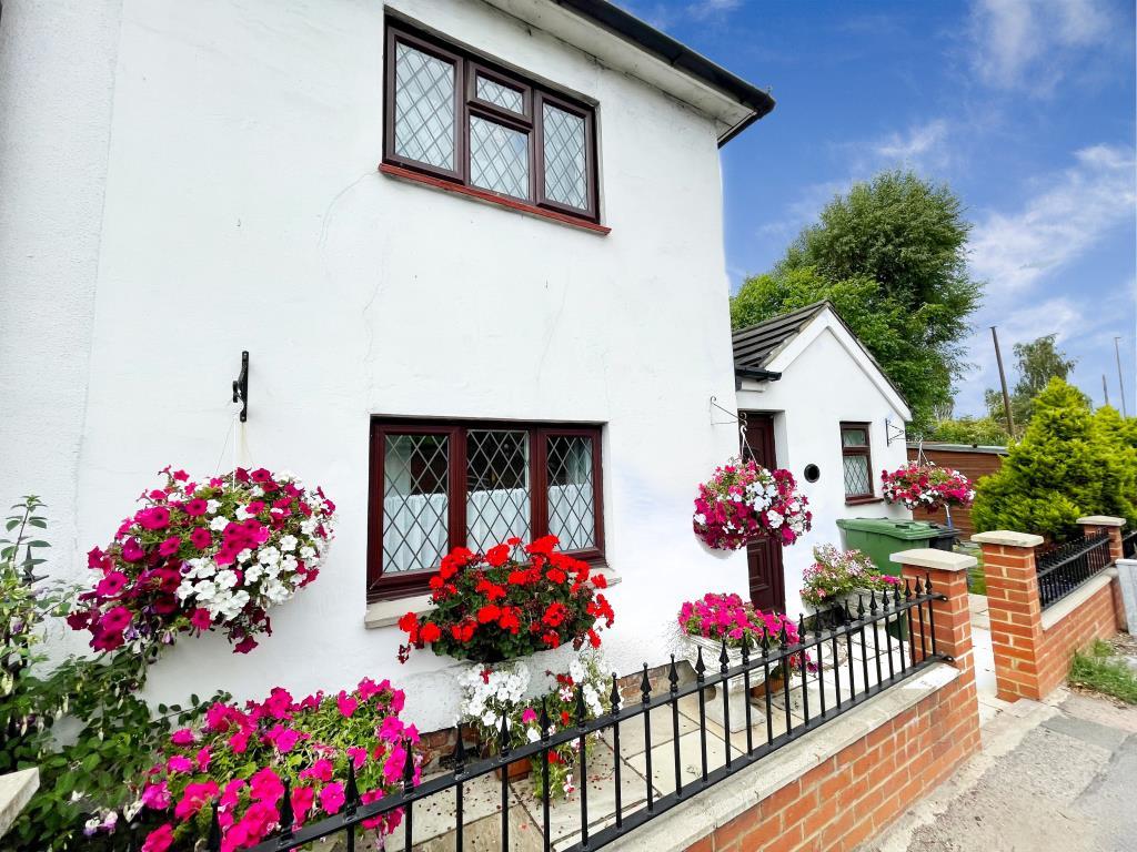 Bagshot, Surrey, GU19 2 bed cottage for sale - £375,000
