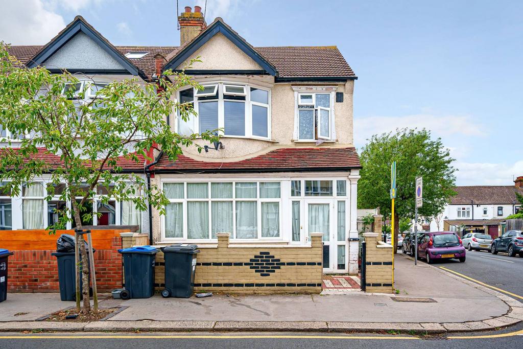Bishops Park Road, Norbury, London, SW16 5 bed terraced house - £600,000