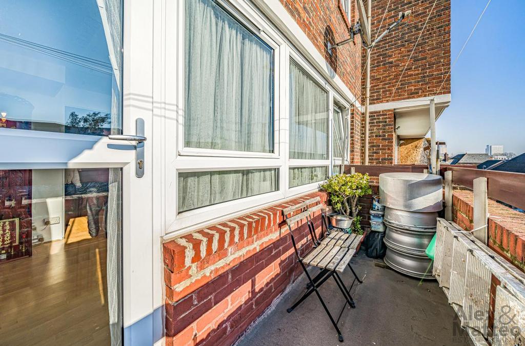 Millender Walk, Canada Water, SE16 3 bed flat - £400,000
