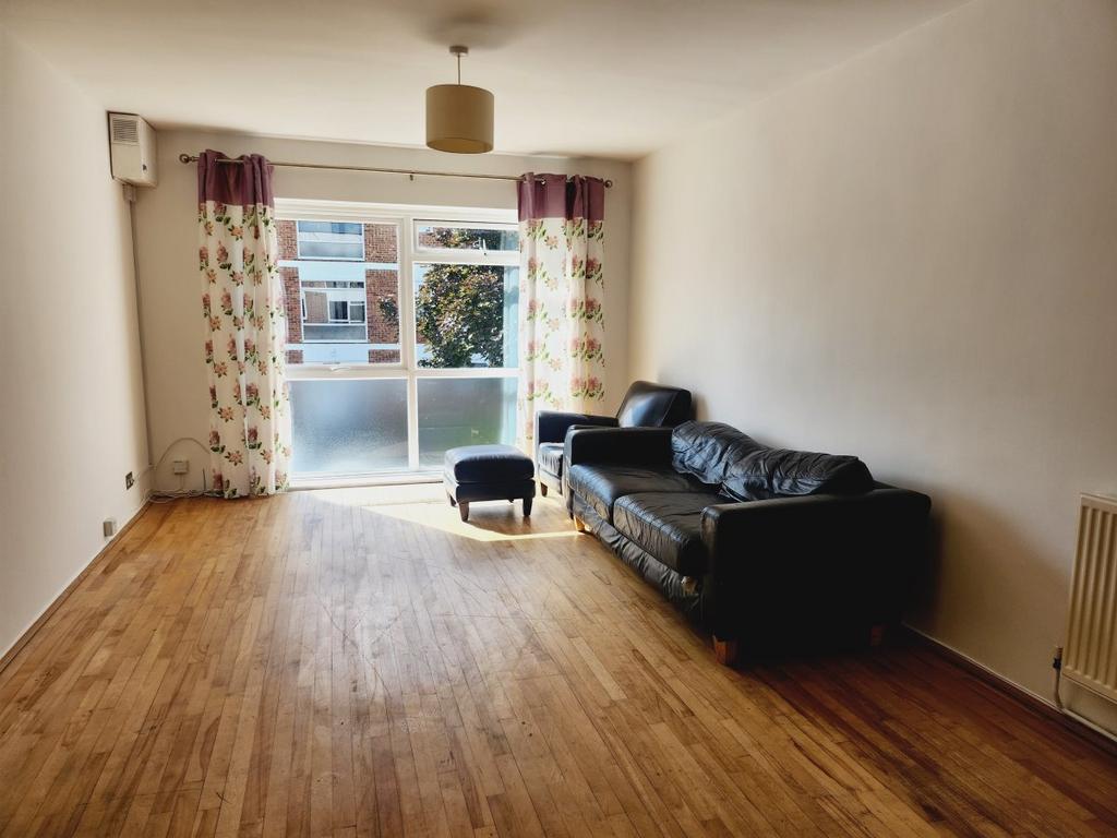 Silverdale Close, Hanwell 2 bed flat - £1,795 pcm (£414 pw)