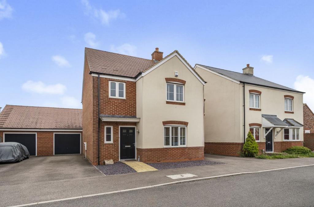 Smallbrook, Cranfield, Bedford 3 bed detached house - £375,000