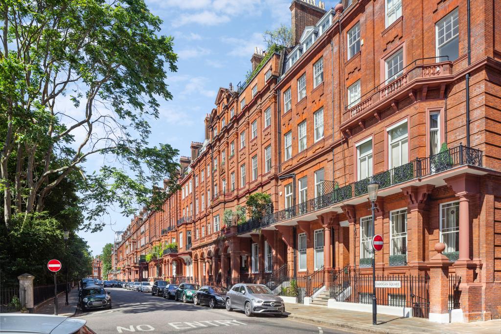 Cadogan Square, Knightsbridge 2 bed flat - £2,195,000