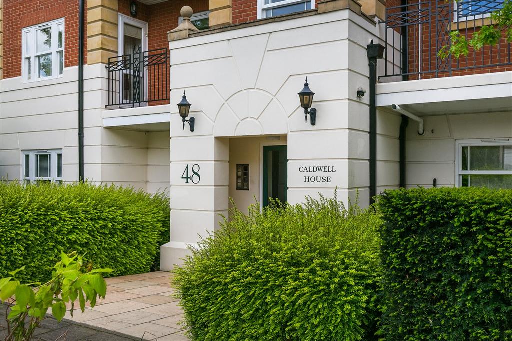 Trinity Church Road, Barnes, London 2 bed flat - £2,400 pcm (£554 pw)