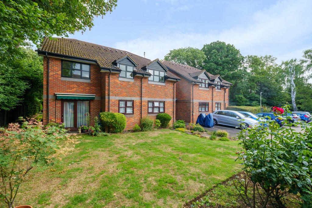Pitson Close, Addlestone, KT15 2 bed apartment - £140,000