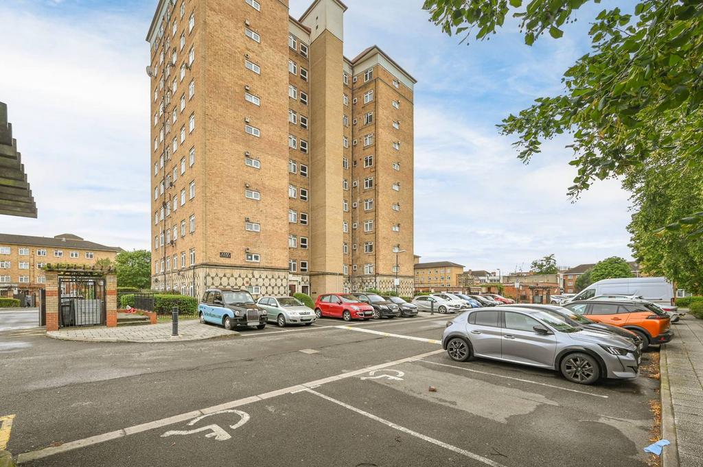 Kemp Court, Lansdowne Gardens, Nine Elms, London, SW8 3 bed flat for ...