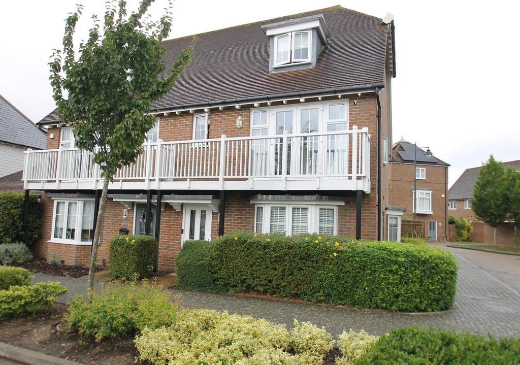 Holly Way, Kings Hill, West Malling 4 bed semi-detached house - £540,000