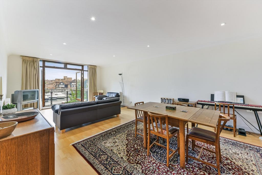 City Quay, Star Place, London, E1W 2 bed flat - £3,683 pcm (£850 pw)
