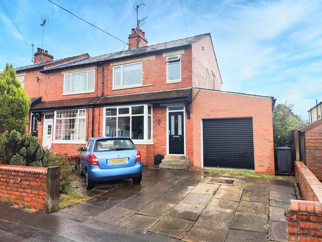 Scholey Road, Rastrick HD6 3 bed end of terrace house - £195,000