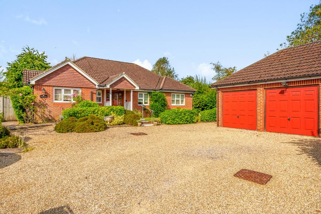 Kennel Lane, Fetcham, KT22 3 bed bungalow - £875,000
