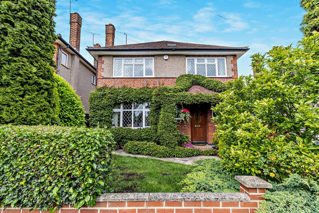 Barnhill, Pinner, HA5 4 bed detached house - £1,150,000