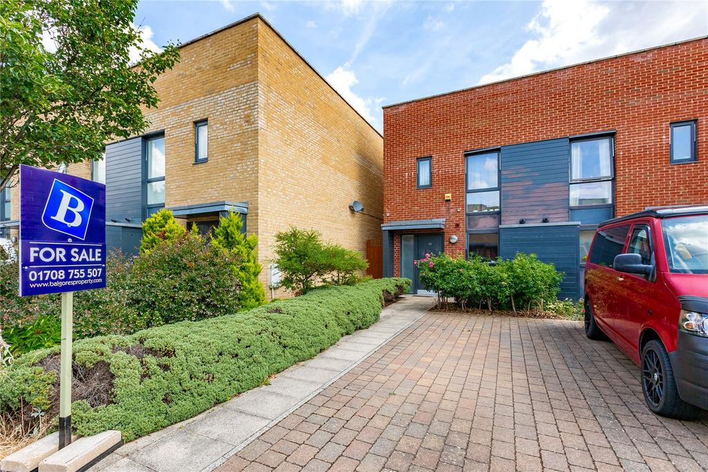 Scotspine Lane, Harold Wood, RM3 2 bed end of terrace house - £400,000