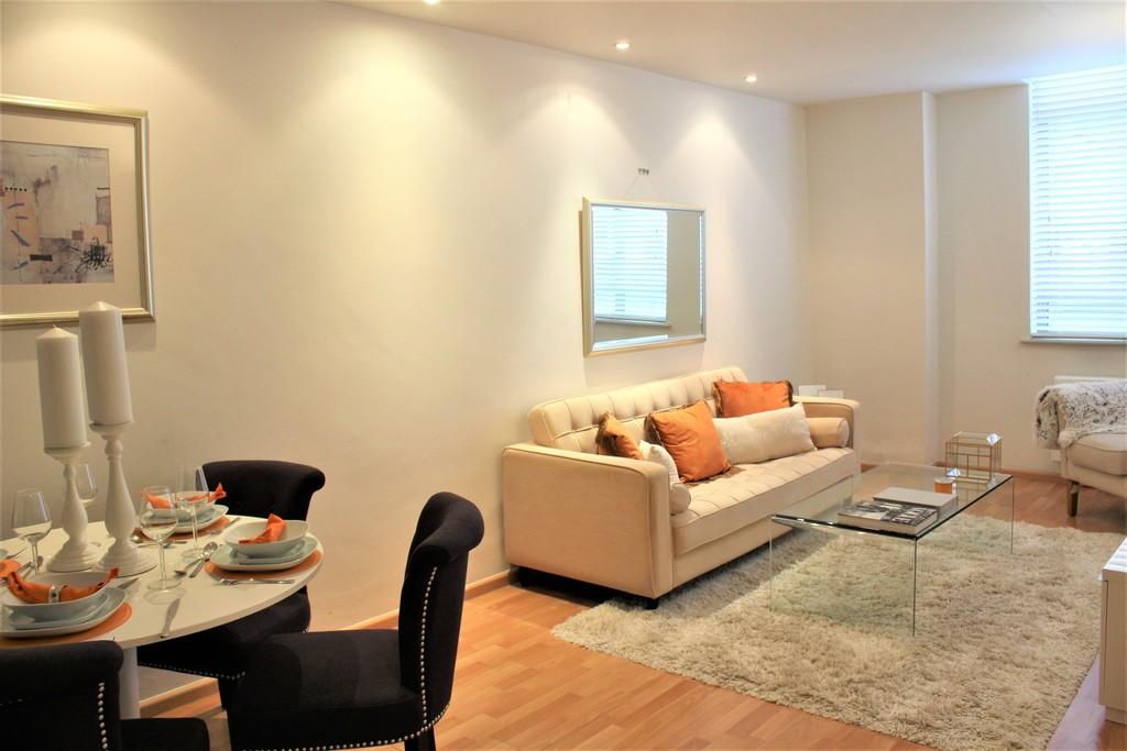 Lawrence House, City Road... 1 bed apartment - £2,275 pcm (£525 pw)