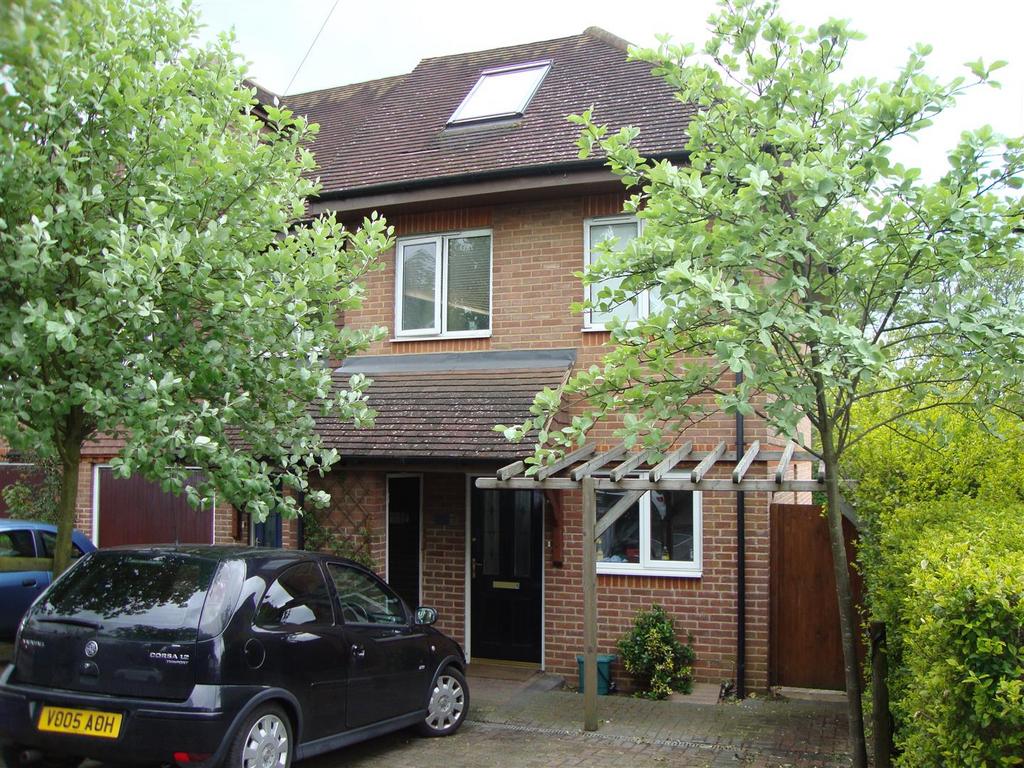 Stoughton Road, Guildford 4 bed house - £2,100 pcm (£485 pw)