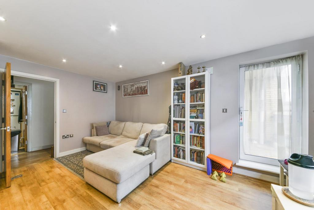 Sail Court, Virginia Quay, London, E14 2 bed apartment - £2,037 pcm (£ ...