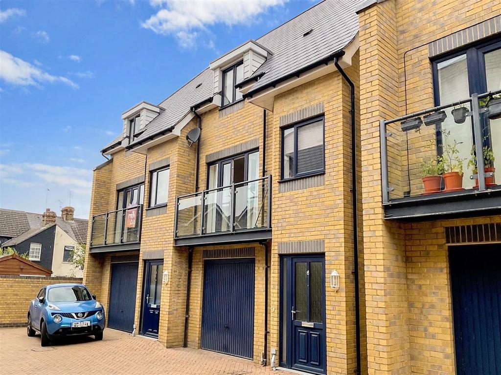Barton Mews, Whitstable, Kent 2 bed townhouse - £400,000
