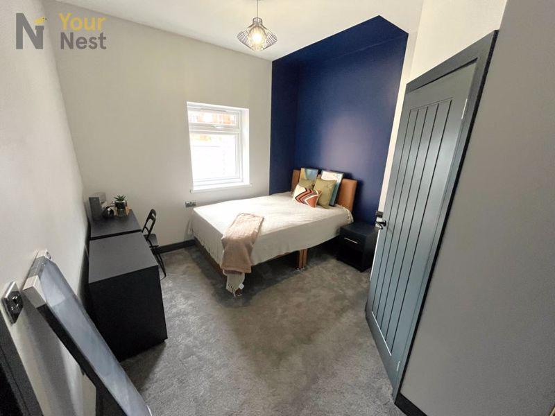 Room 2, Oak House, Leeds, LS11 9PG 1 bed in a house share - £693 pcm (£ ...