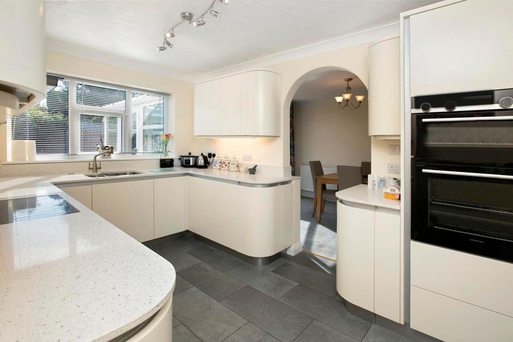 The Oaks, Bovey Tracey, TQ13 4 bed detached house - £500,000