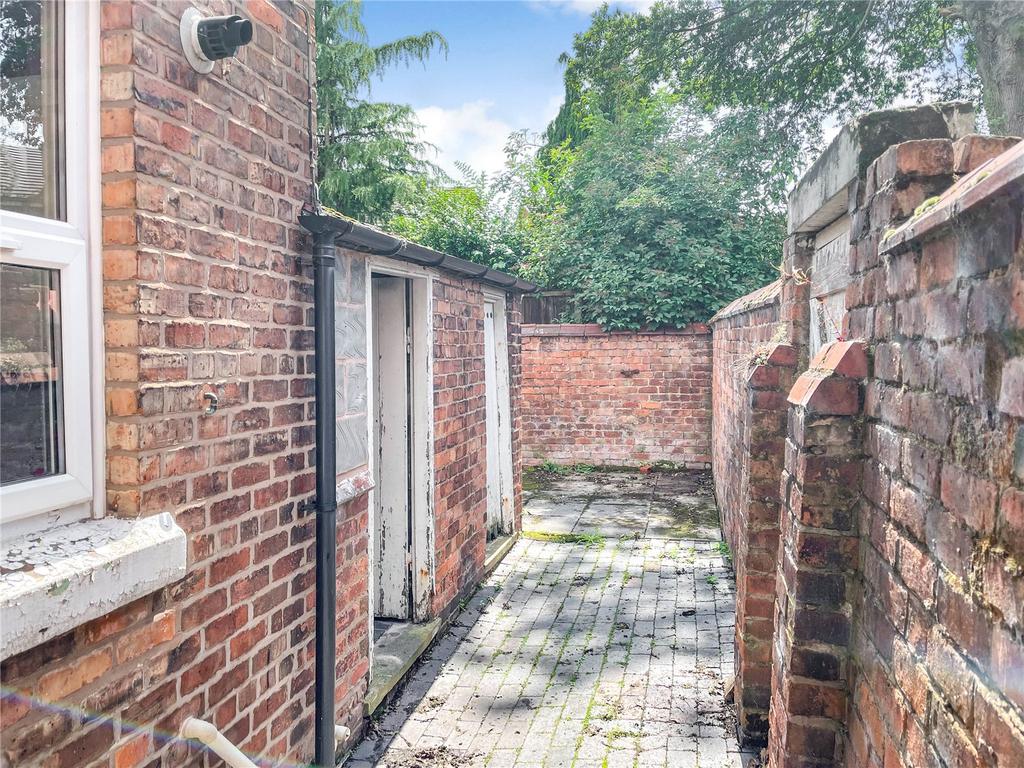 Moss Bank, Chester, Cheshire, CH1 6 bed house for sale - £250,000