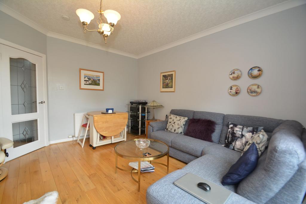 100 Kinellar Drive, GLASGOW, G14 0EX 2 bed flat - £125,000