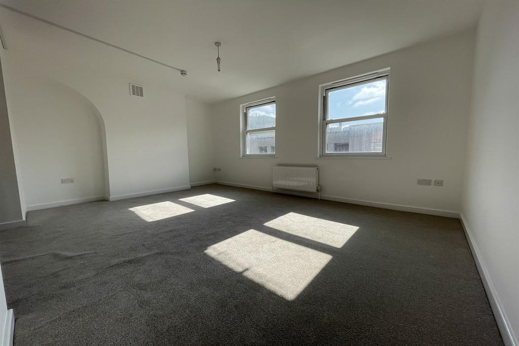 Cross Street, Reading, RG1 2 bed flat - £1,250 pcm (£288 pw)