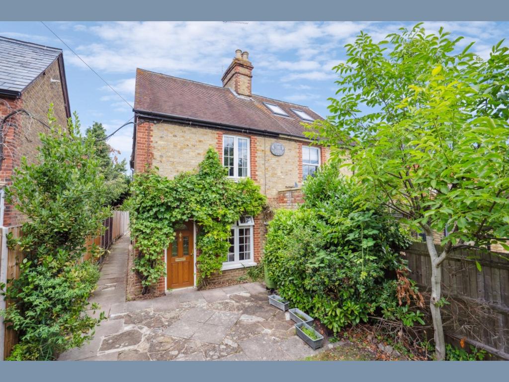 High Road, Cookham, SL6 3 bed semi-detached house - £750,000