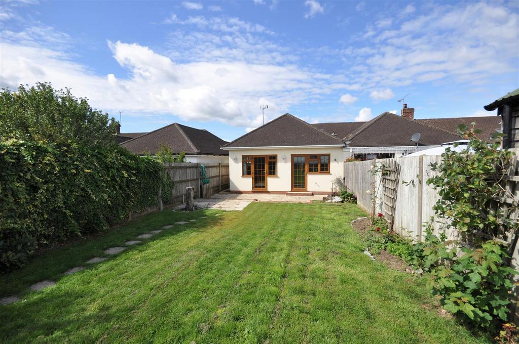 Oxenden Road, Tongham 3 bed semi-detached bungalow - £385,000