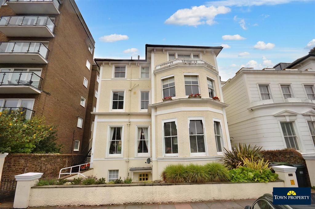 Chiswick Place, Eastbourne 3 bed flat - £295,000