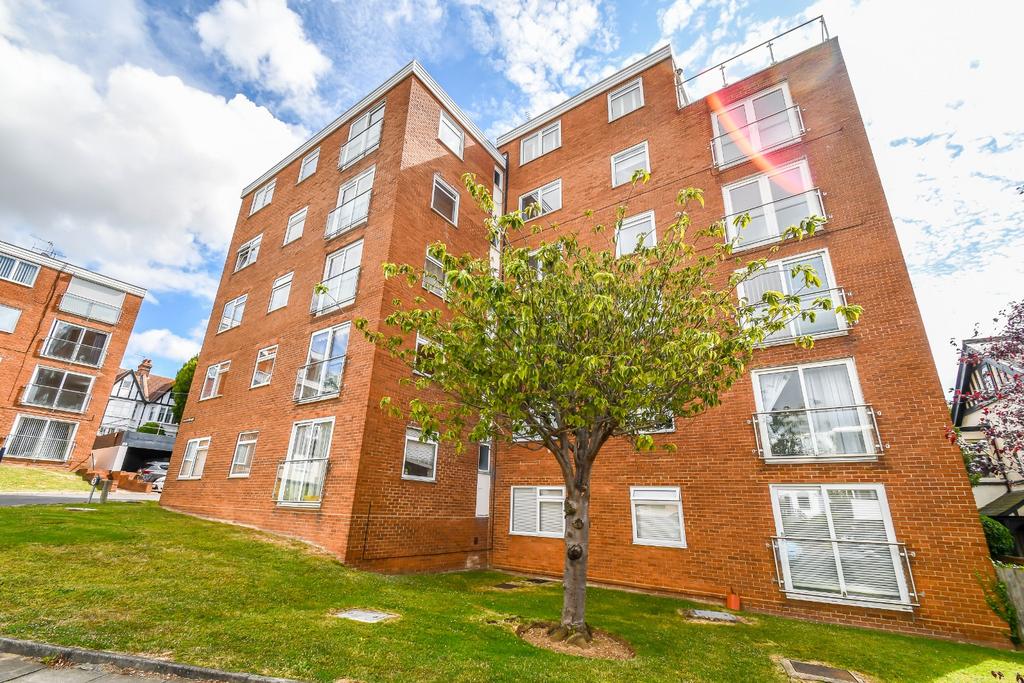 Grand Drive, Leigh-On-Sea SS9 2 bed apartment - £1,200 pcm (£277 pw)