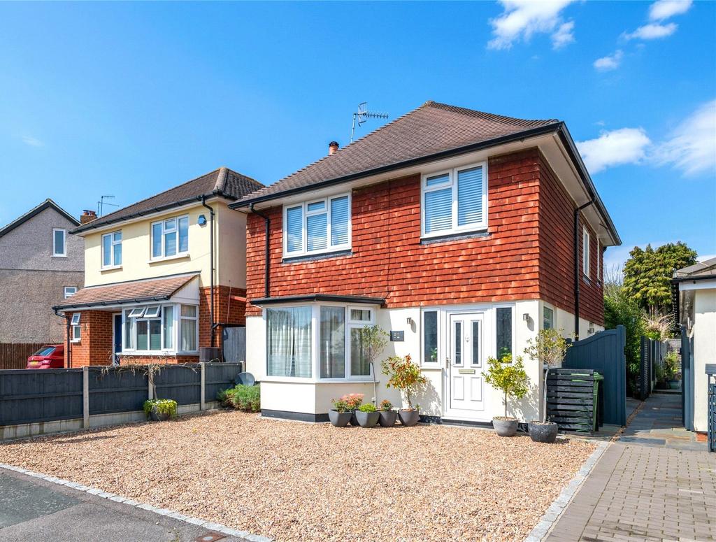 Hitchings Way, Reigate, Surrey, RH2 3 bed detached house - £2,250 pcm ...