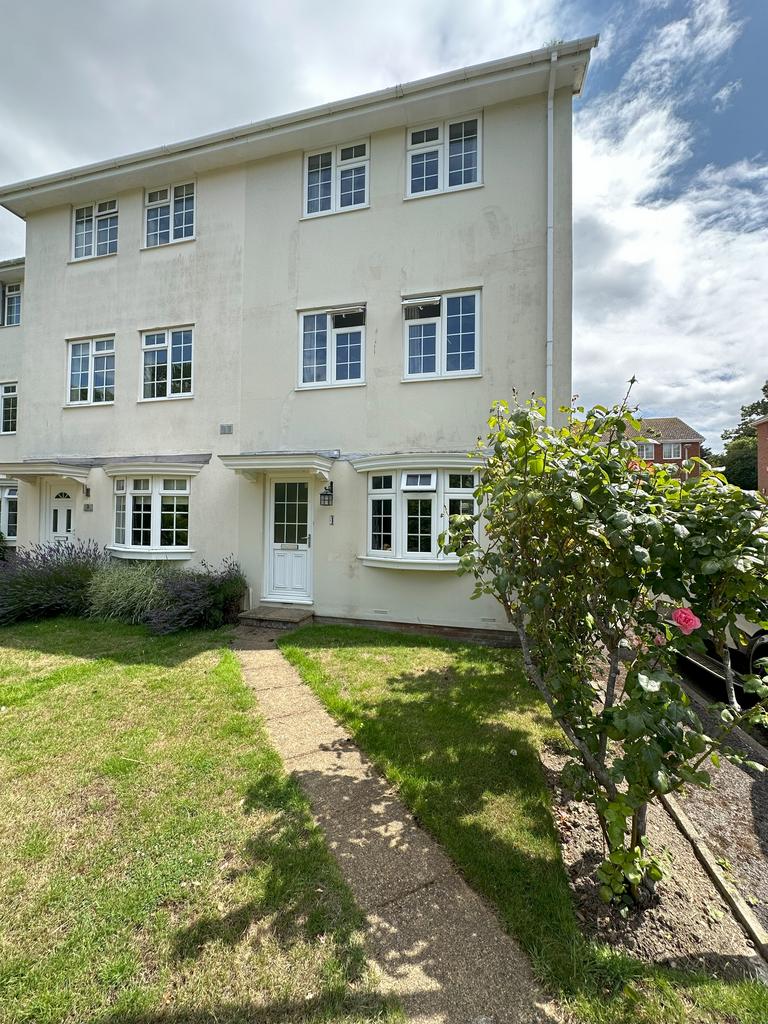 St. Gregory Close, Eastbourne BN20 4 bed townhouse - £1,600 pcm (£369 pw)