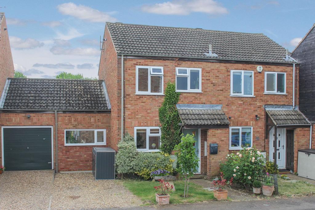 Hornbeam Close, Leighton Buzzard LU7 3FE 2 bed terraced house - £300,000