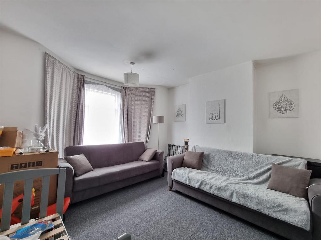 Elmstead Road, Ilford 1 bed flat - £225,000