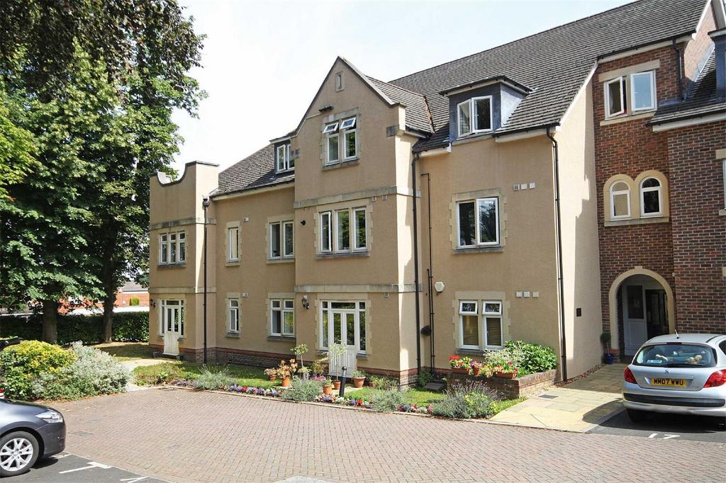Regency Court, Grove Lane, Hale 2 bed apartment - £1,200 pcm (£277 pw)