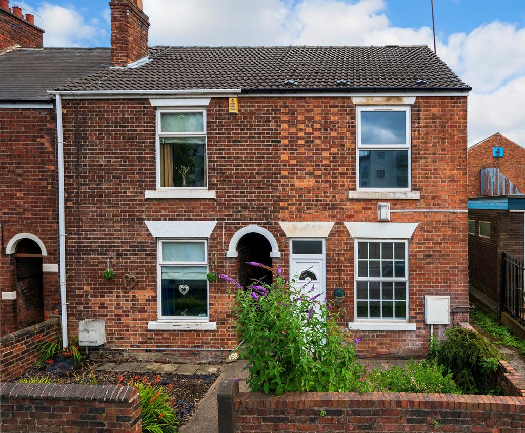 Chesterfield S40 2 bed end of terrace house - £100,000