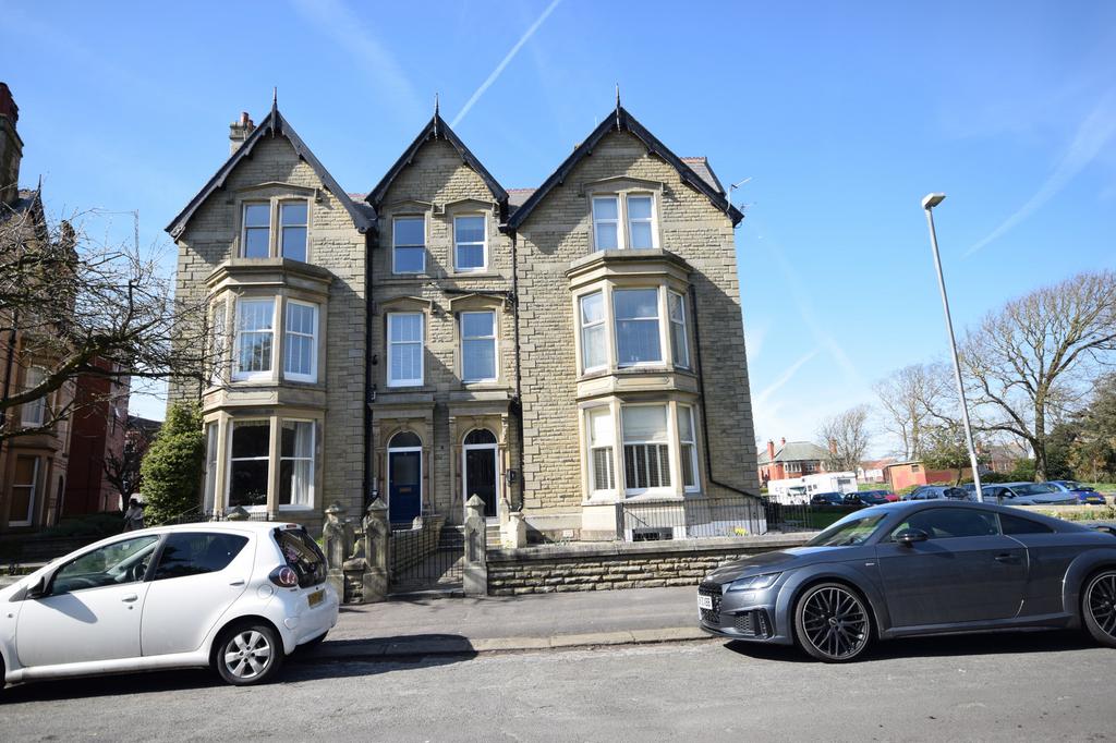 2 St. Georges Square, Lytham St.... 1 bed flat - £525 pcm (£121 pw)