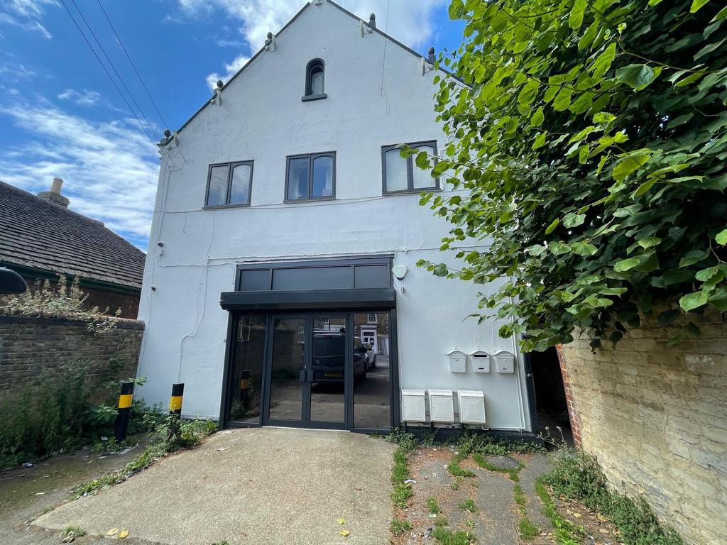 pe6 8al Property - £2,200 pcm (£508 pw)