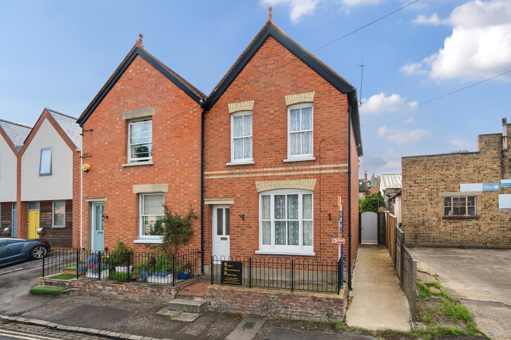 Thame, Oxfordshire, OX9 3 bed semi-detached house for sale - £400,000
