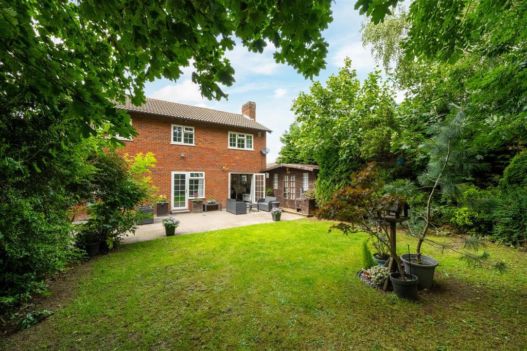 Queen Elizabeth Close, Shefford 4 bed detached house - £695,000