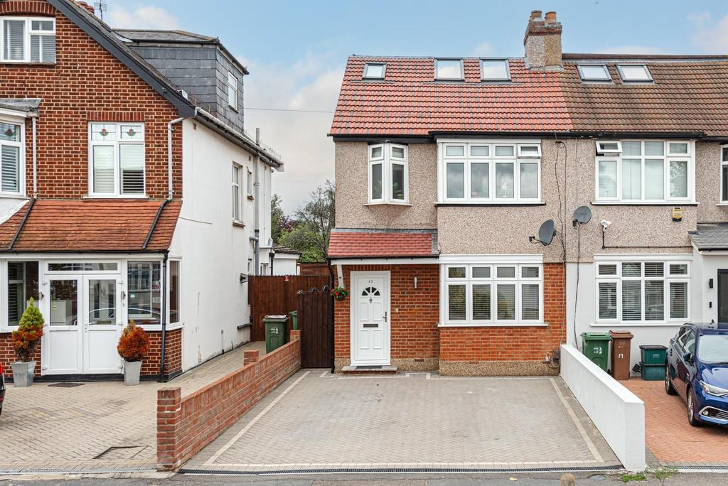 Boscombe Road, Worcester Park 3 bed semi-detached house for sale - £630,000