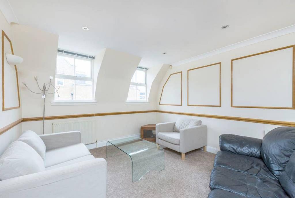 Sapphire Court, Tower Hamlets... 2 bed flat - £2,400 pcm (£554 pw)