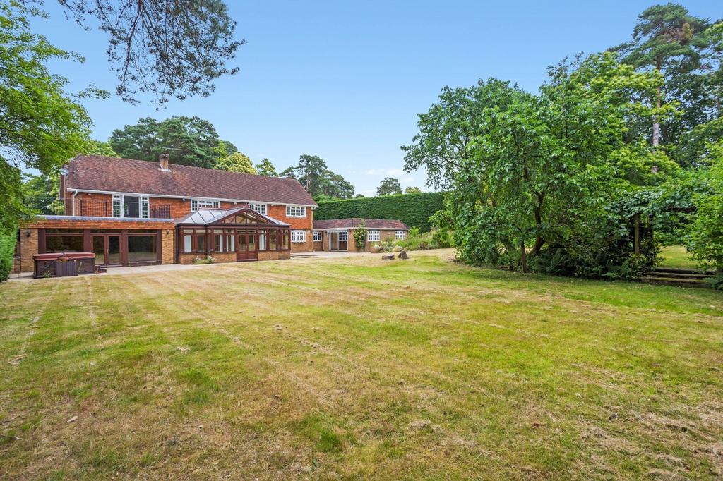 Sunning Avenue, Ascot, Berkshire 5 bed detached house - £2,500,000