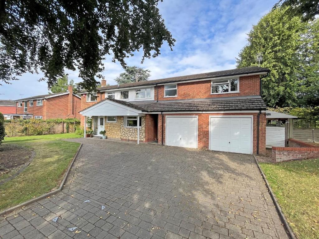 Woodfield Road, Stevenage 5 bed detached house - £975,000