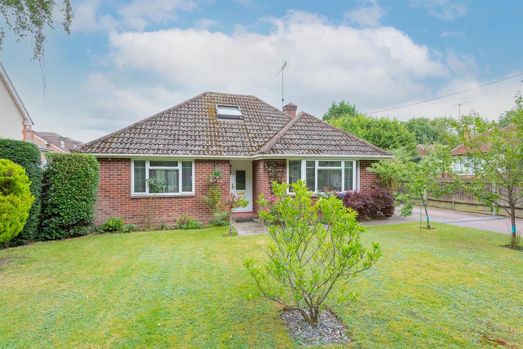 Reading Road, Basingstoke RG24 2 bed detached bungalow - £500,000